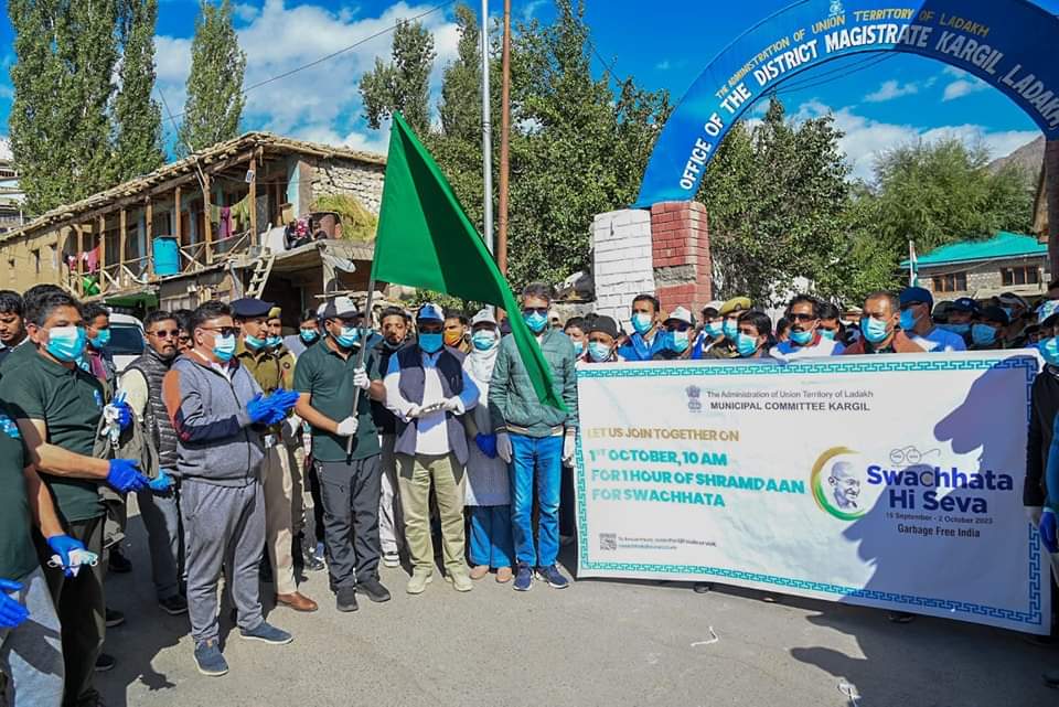 DC Shrikant Flaggs off Swachta Hi Seva drive in Kargil - Ladakh Times